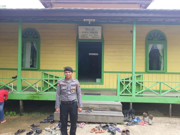 ANGGOTA POLSEK SILUQ NGURAI POLRES KUTAI BARAT RUTIN PENGAMANAN SHOLAT ... ANGGOTA POLSEK SILUQ NGURAI POLRES KUTAI BARAT RUTIN PENGAMANAN SHOLAT ...